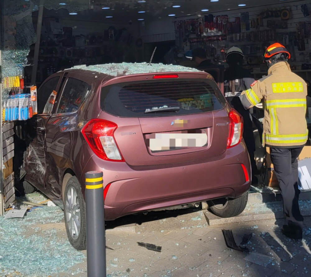 차량과 충돌 후 상가덮친 승용차..운전자 1명 부상